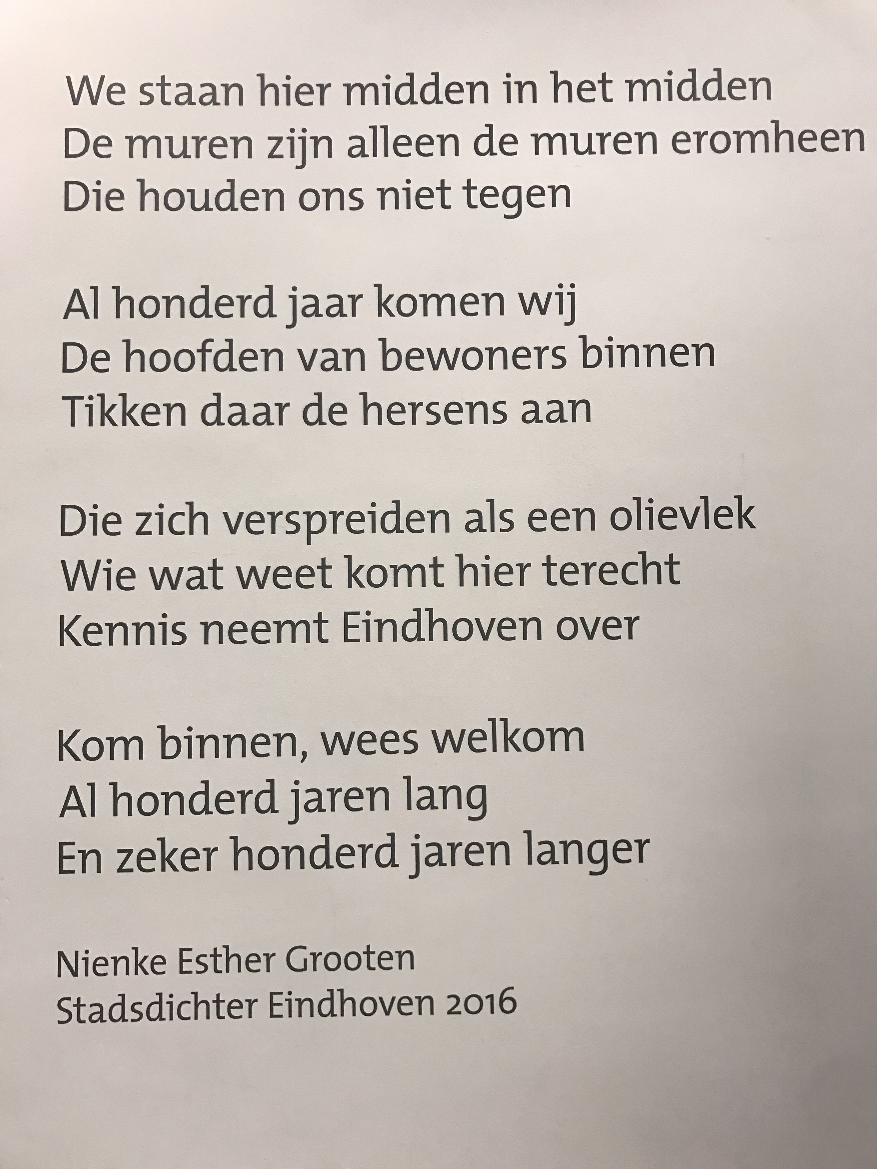 We staan hier midden in het midden | Straatpoëzie